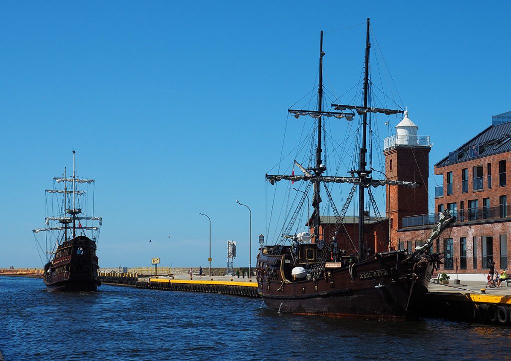 Galeony wycieczkowe w Kanale portowym w centrum Darłówka | Morska ...